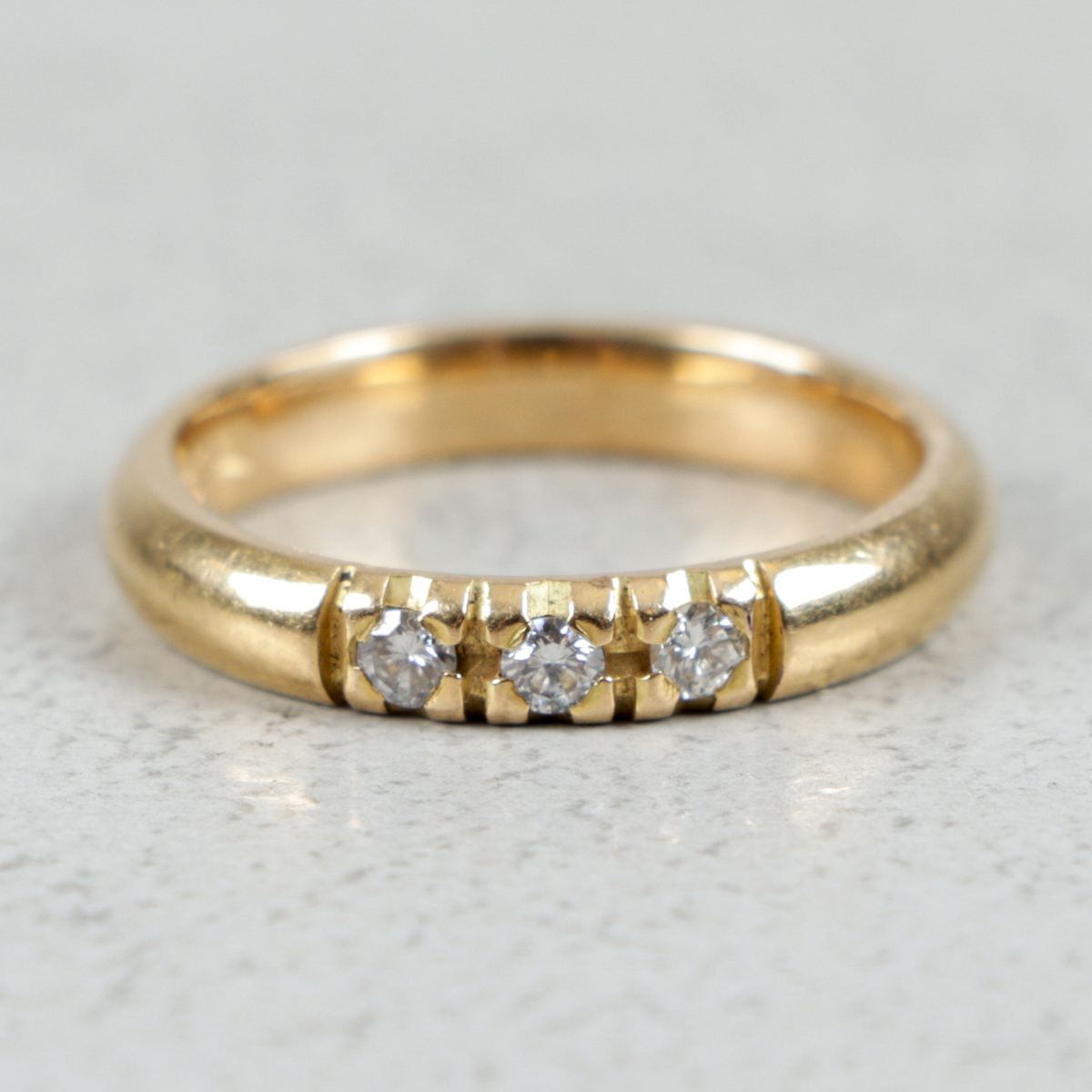 Diamantring, Guld 18k, 4.6g, 3 diamanter, 0.09ct | Auktion
